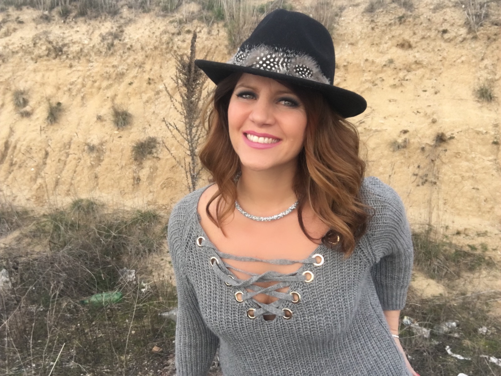 Mujer ELEGANTE=Sombrero de plumas. – mimodemami